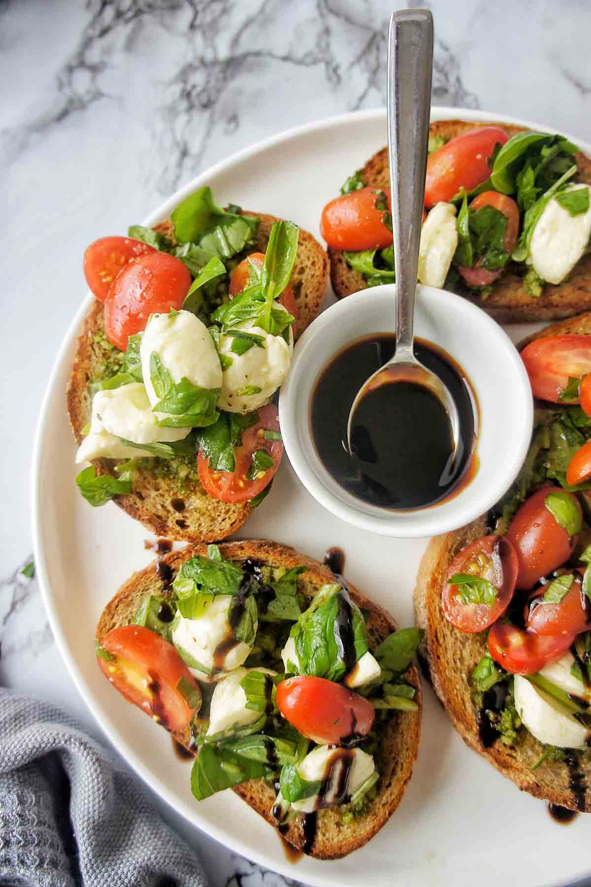 Caprese Bruschetta (Light and Easy recipe) | Sweet Caramel Sunday