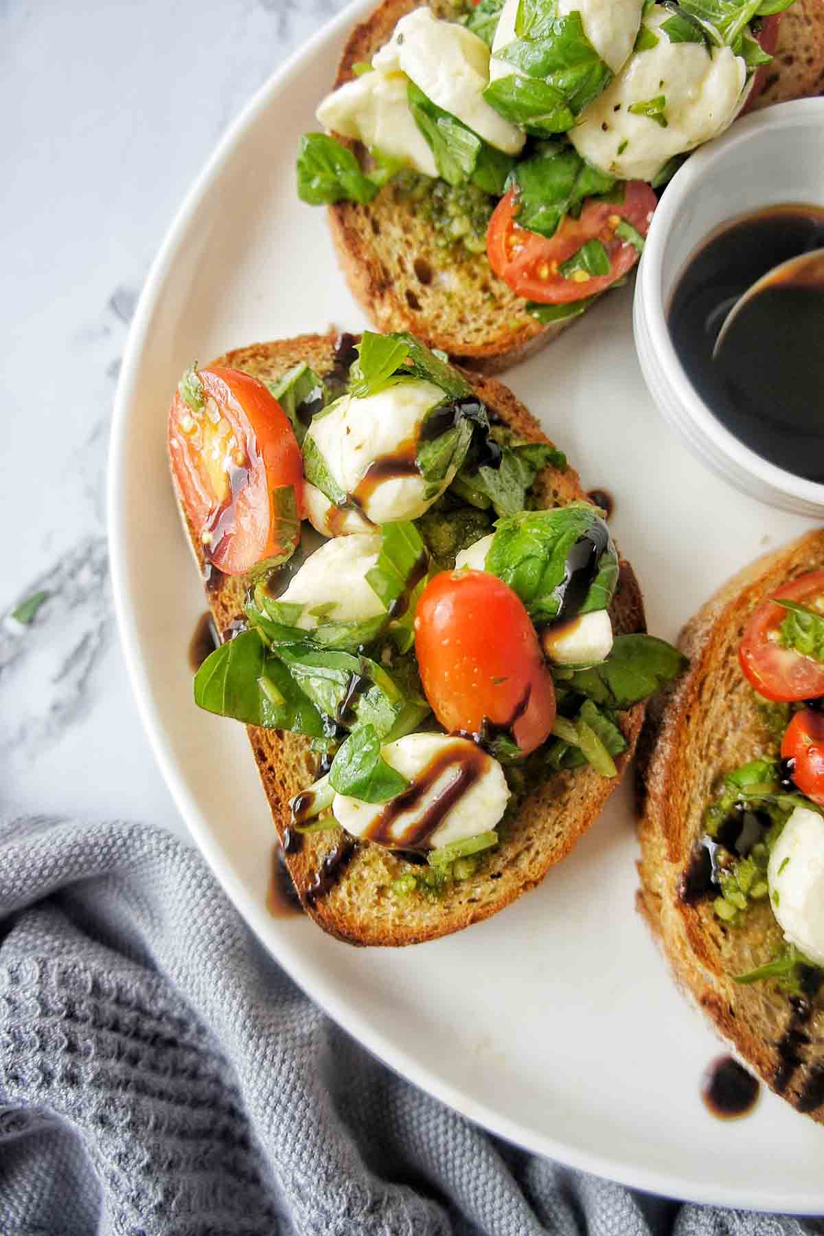 Caprese Bruschetta (Light and Easy recipe) | Sweet Caramel Sunday