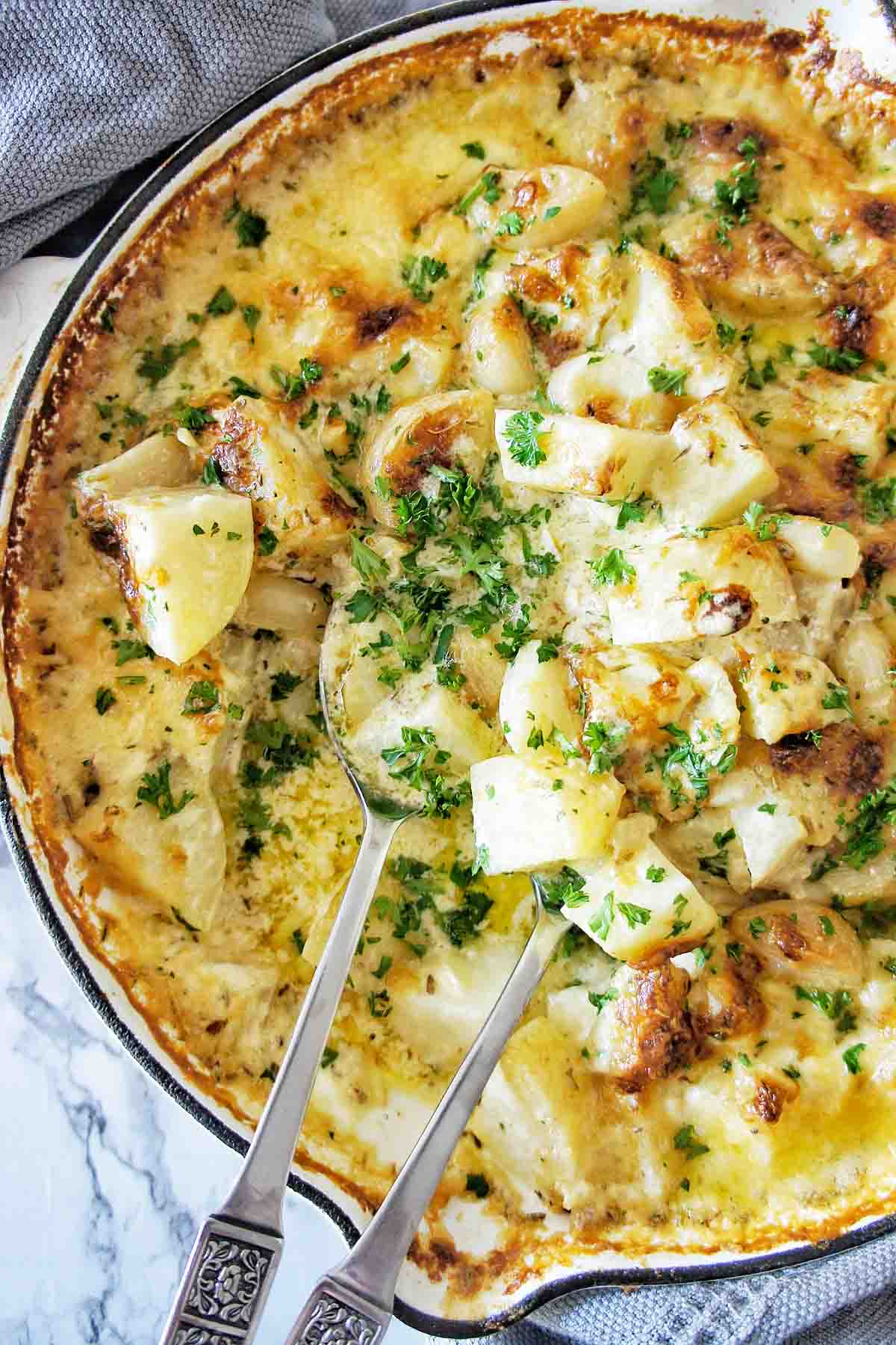 Creamy Garlic Potatoes | Sweet Caramel Sunday